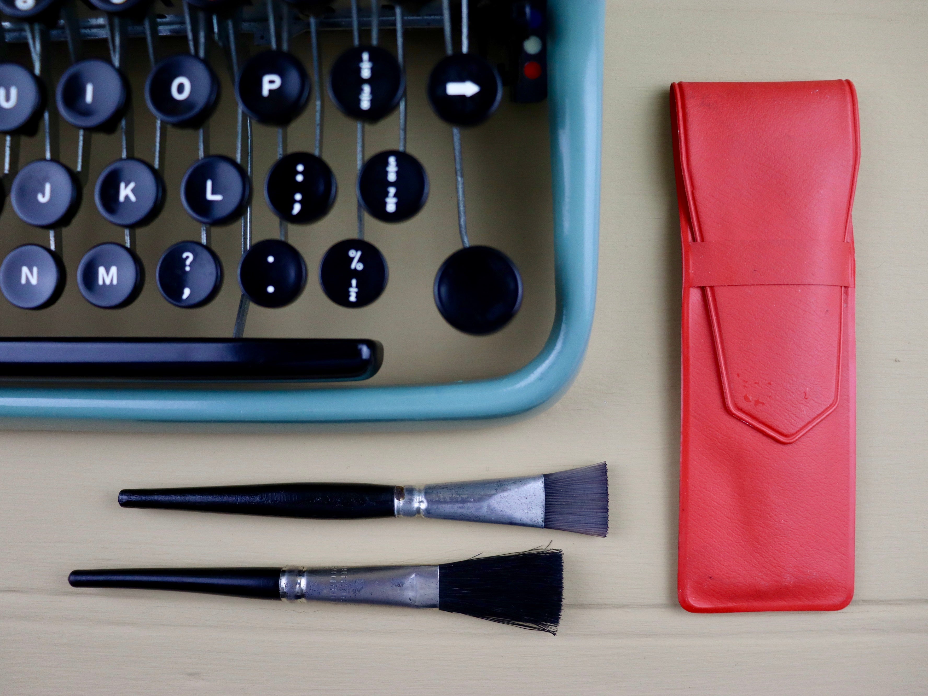 Vintage Olivetti Typewriter Brush Set – Charlie Foxtrot